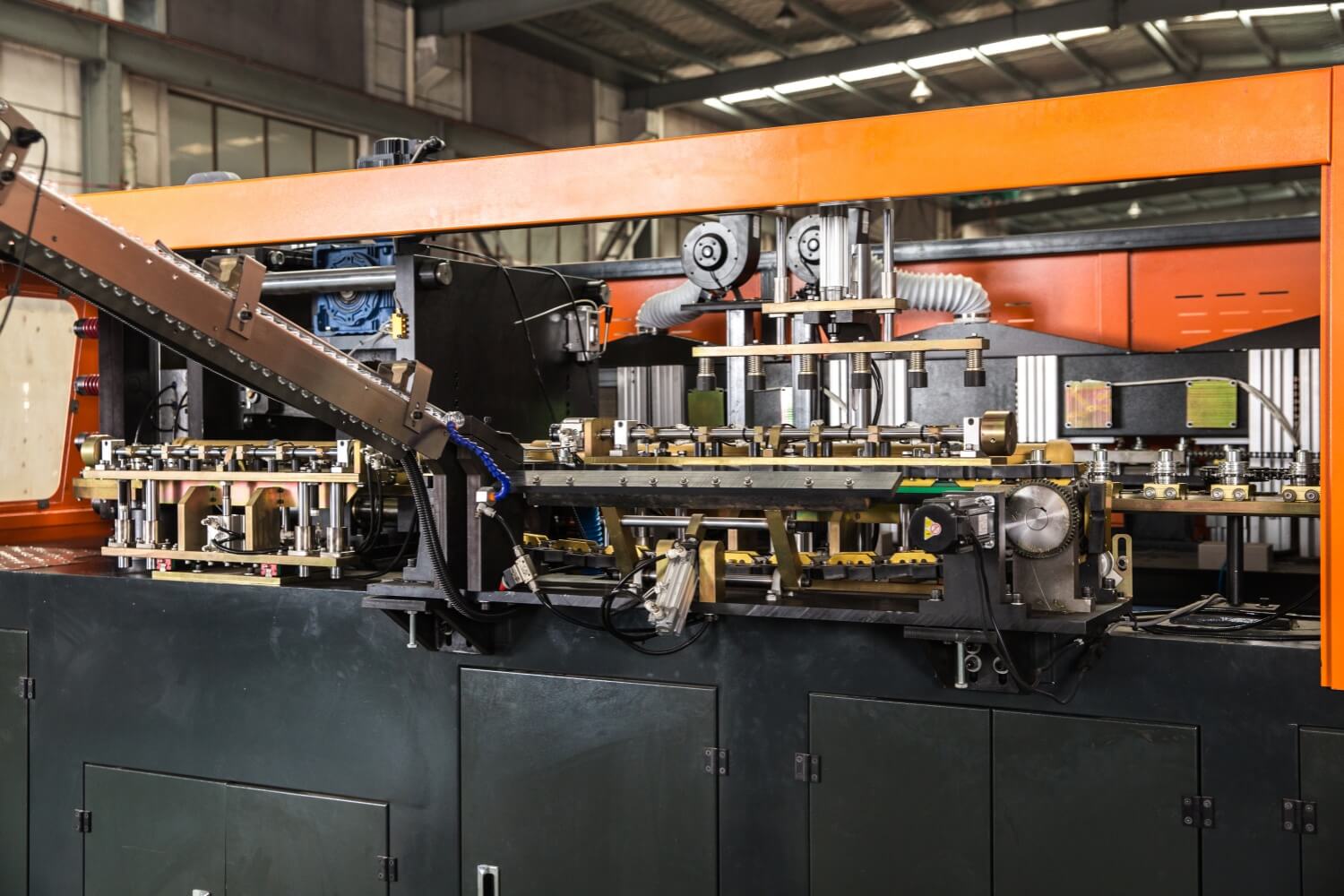 6 Cavity Automatic PET Bottle Blow Moulding Machine - BeyondMachine